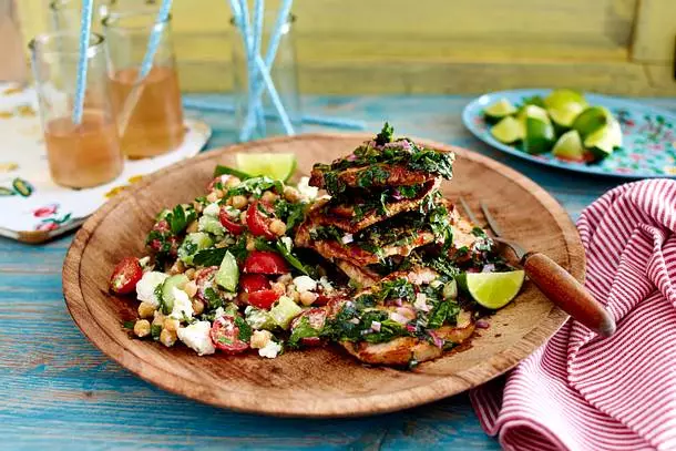 Herb ndi lime schnitzel ndi chickpea saladi Chinsinsi 63596_1