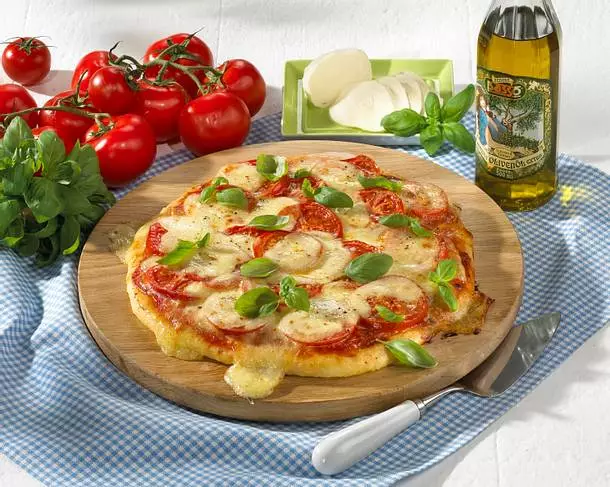 Tomato pizza with mozzarella recipe