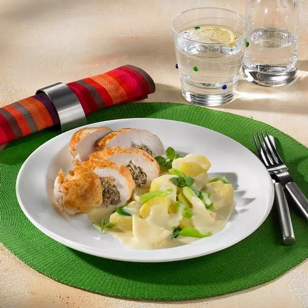 Gefëllte Pouletfilet mat Bechamel Kartoffel Rezept 6374_1