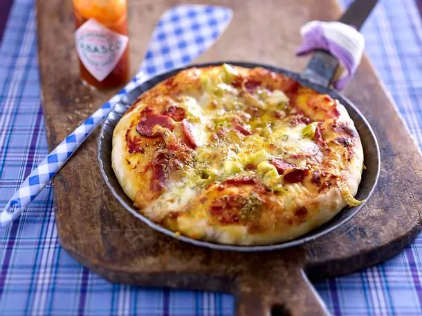 Skillet Salami Pizza Resep 63780_1