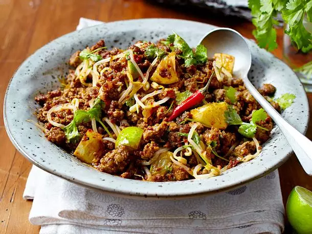 Spicy mince pan na may lime at sprouts recipe 63826_1