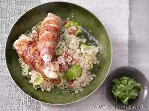 Fillet kaza akan salatin couscous tare da tumatir da ganye girke-girke