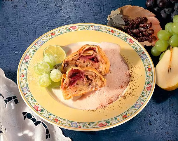 Recepta de formatge cremós i strudel de fruites amb salsa de vi negre 64275_1