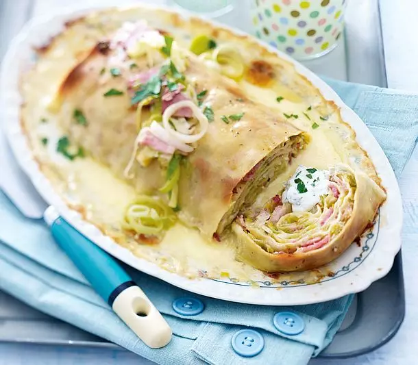 Oven pasta strudel with ham leek recipe 64445_1