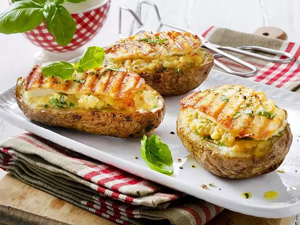 Ant grotelių keptų įdarytų bulvių su halloumi sūriu receptas 64588_1