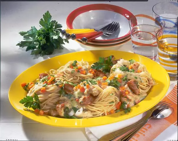 Spaghetti neste met kalkoen en witwyn romerige repies resep