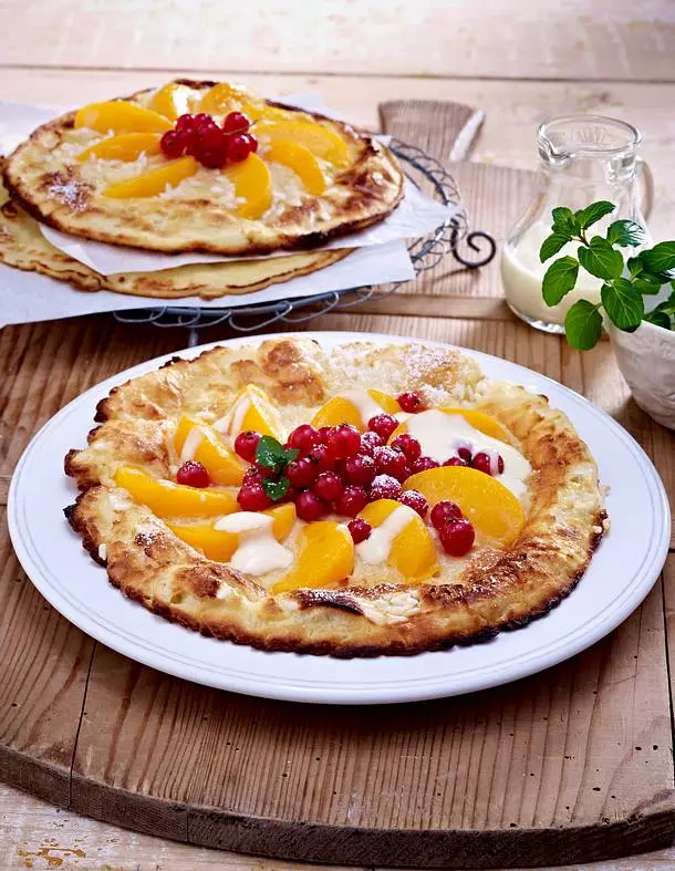 Pancakes osikapa na-atọ ụtọ na apricot wedges na currants nwere uzommeputa custard