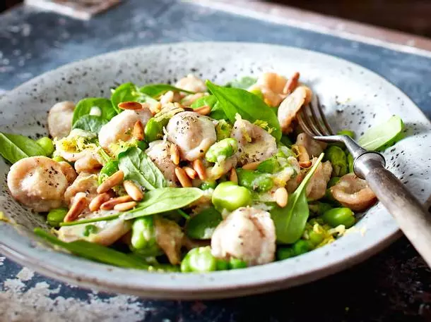 Spelled orecchiette with peas and broad beans recipe 64962_1