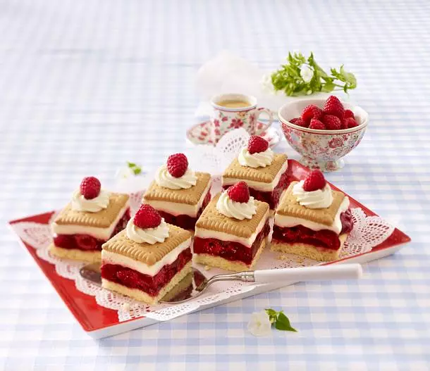 Raspberry Buscuit Cake Recipe 65054_1