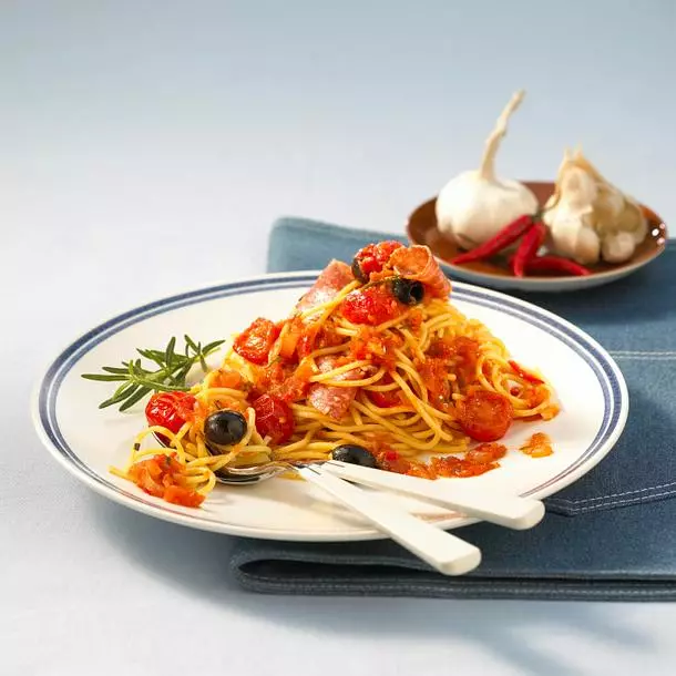 ငရုတ်သီးကြက်သွန်ဖြူဆော့စ်ဖြင့် Spaghetti ချက်နည်း