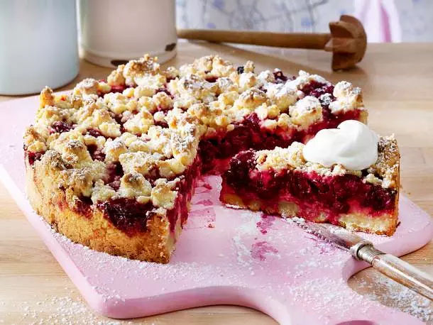 Sprød kirsebærkage (cherry crumble cake) opskrift 65345_1