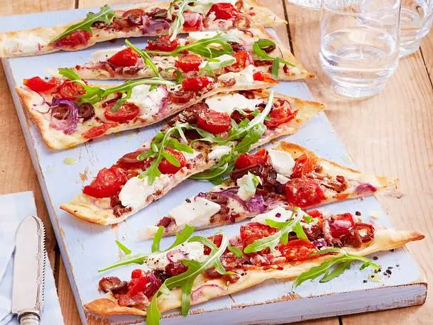 Хөрмә һәм бал рецепты белән Tarte flambée 