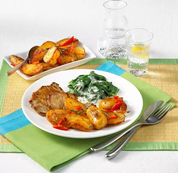 Litapole tsa paprika tse nang le spinach e entsoeng ka tranelate le recipe ea metsotso ea steaks 65524_1