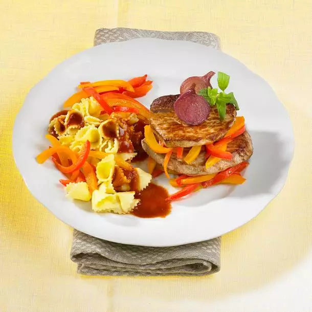 Paprika schnitzel na bọtịnụ noodles Ntụziaka 65644_1