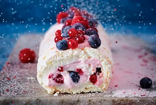 Berry Meringue Roll miaraka amin'ny Raspberry Sugar Cap recipe 65821_1