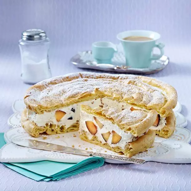 Choux pastry cake ndi almond cream ndi chilimwe plums Chinsinsi 65843_1