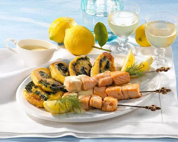 Salmon skewers hamwe nisosi yindimu & ibirayi ibirayi 6592_1