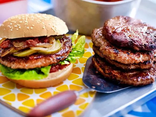 XXL Burger met Zongedroogde Tomatensaus recept 66036_1