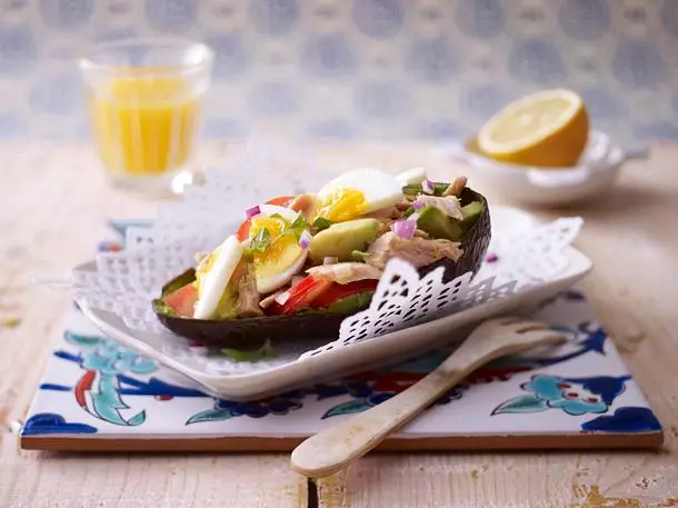 Avocado Salad nrog Tuna thiab Qe Daim ntawv qhia 66273_1