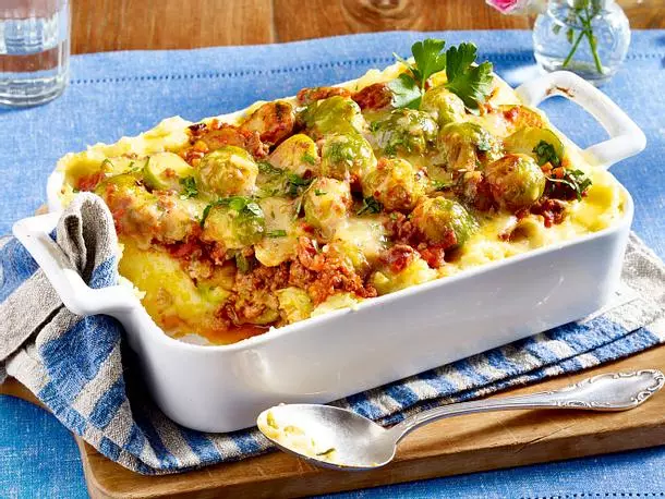 Brussels sprouts minced casserole akan mashed dankali girke-girke 66496_1