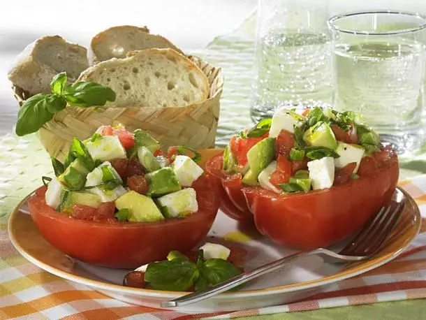 STUFFED TOMATO NROG AVOCADO SALAD Daim ntawv qhia 66845_1