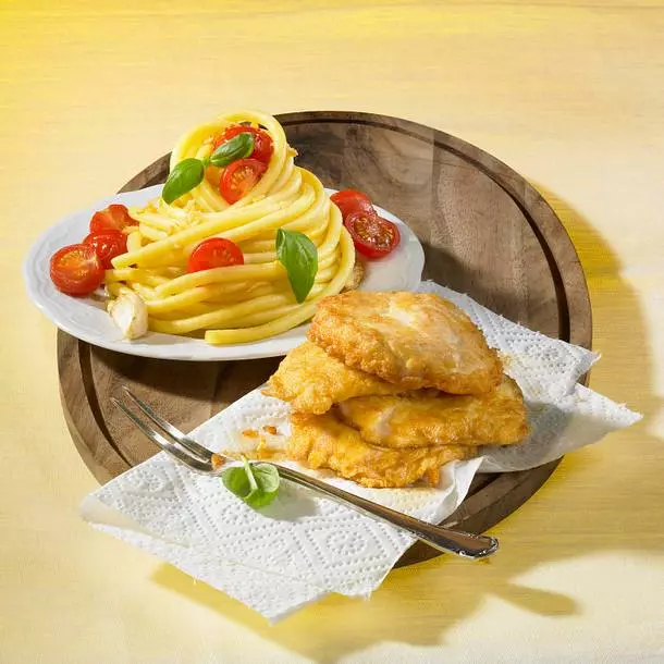 Schnitzel gjeldeti në lëvozhgë veze me recetë makarona