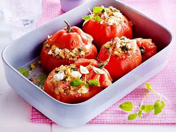 Receta de tomates rellenos con cuscús, queso feta y calabacín 66956_1