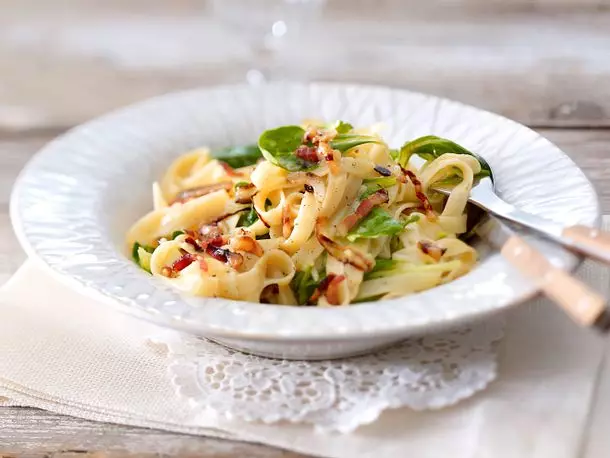 vanilla carbonara နှင့်သိုးသငယ်၏ဆလတ်စာရွက်နှင့်အတူခေါက်ဆွဲ 67198_1