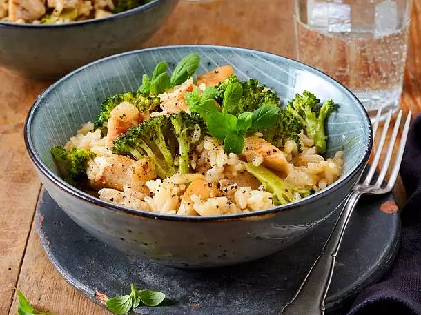 One Pot Rice with Chicken and Basil Recipe 67281_1