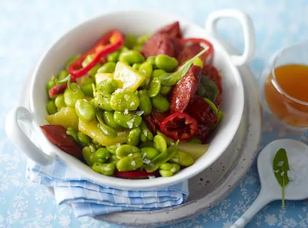 Salad Ffa Llydan Lukewarm gyda rysáit Sosej Chorizo, Pupur Coch a Thatws 67364_1