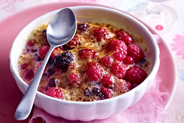 Berry gratin na may wine foam recipe 67536_1