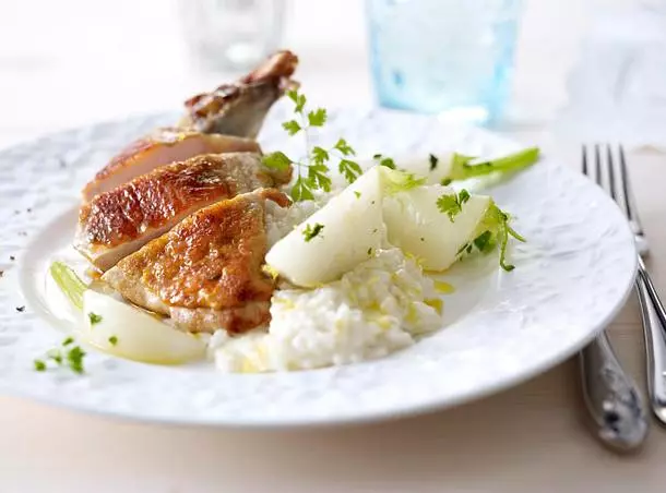 Sprødt perlehønebryst med citronrisotto og glaserede majroer opskrift