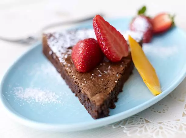 Receita de Brownie suculento com salada de manga e morango