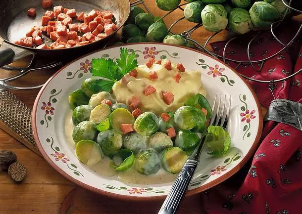 Brussels sprouts nrog mashed qos yaj ywm daim ntawv qhia 67829_1