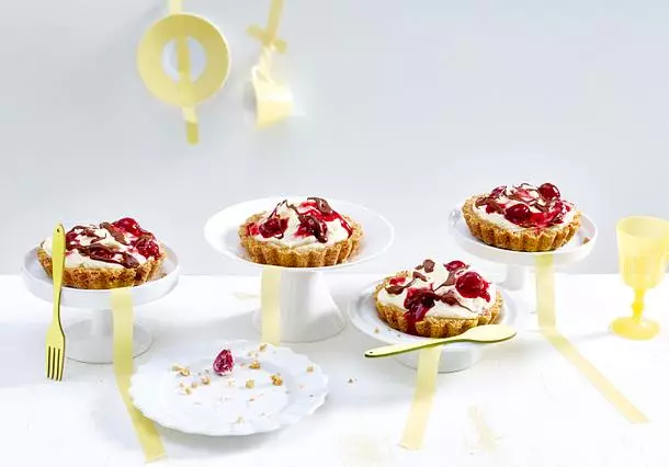 Recipe e ncha ea cherry pretzel tarts 67898_1