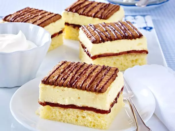 Butter biscuit slices nrog plum jam daim ntawv qhia 67985_1