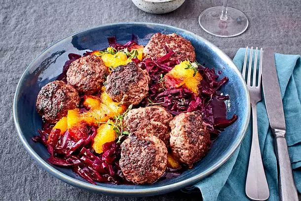 Tsiaj qus meatballs ntawm Advent liab cabbage daim ntawv qhia 68064_1