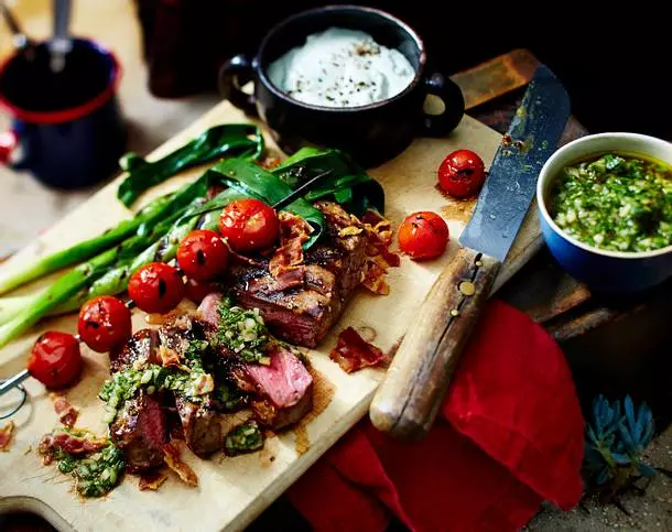 Ricetta Entrecôte e scalogno alla griglia con salsa di formaggio e chimichurri al coriandolo 68458_1