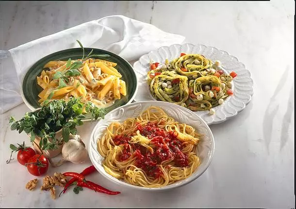 ទឹកជ្រលក់ Mozzarella spinach សម្រាប់រូបមន្ត tagliatelle