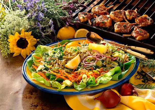 Salad efere efere na nwa atụrụ uzommeputa 68569_1