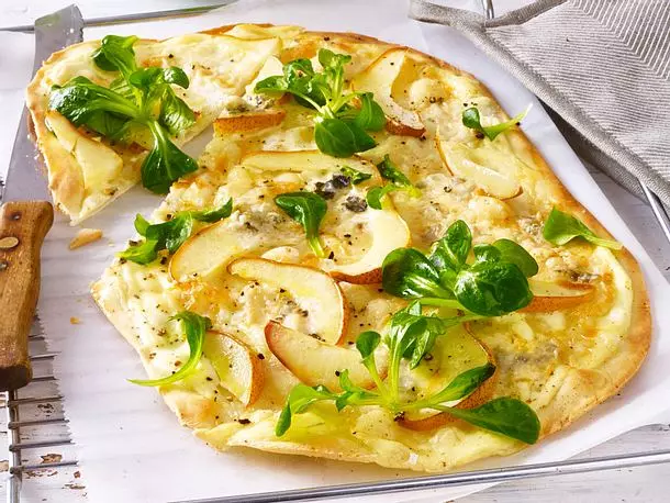 Tarte flambée le piorra, gorgonzola agus oideas leitís uaineoil 68759_1