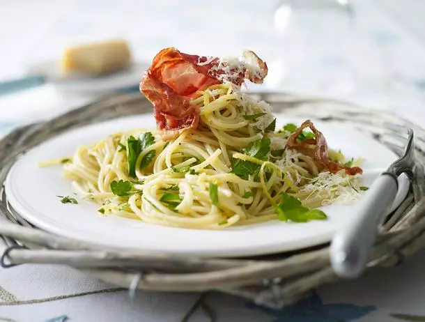 Tjestenina s limunom u maslinovom ulju i maslacu od češnjaka, čips od parmske šunke i parmezan Recept