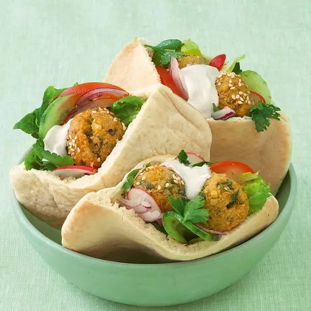 Falafel med sesamsås och salladsrecept 68800_1