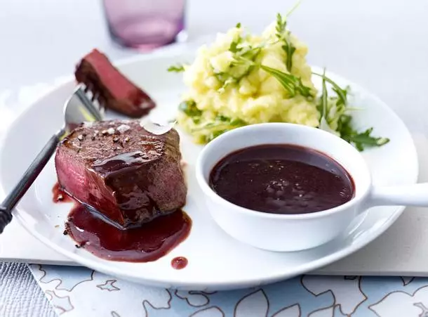 Geroosterde sipelsaus foar beeffiletsteak en aardappelpuree resept 6883_1