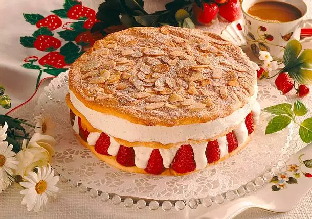 Iresiphi yekhekhe le-strawberry vanilla cream cake 68883_1