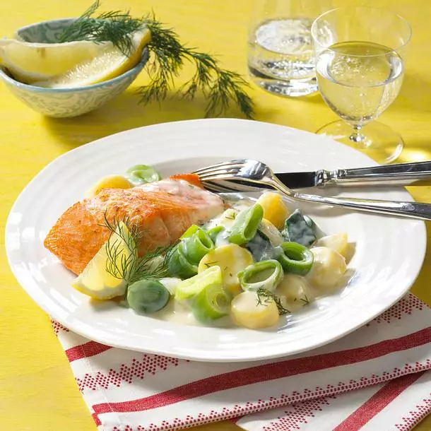 Leek-Bechamel-Imboga hamwe na resept ya Salmon ikaranze