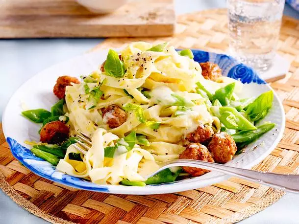 Tagliatelle sa Lemon Sauce nga resipe 68933_1