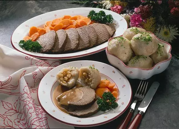 Thuringian dumplings with rost beef and carrots recipe 69185_1