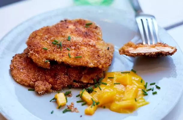 Nuggetsy z kurczaka z panierką z krakersów ryżowych i przepis na dip curry mango 69190_1