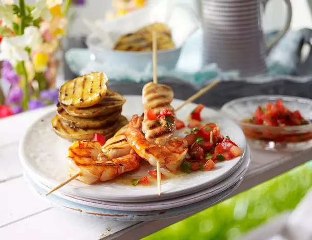 Receita Surf & Turf for Girls (espetadas de filé de frango com camarão grelhado com batata frita e molho de tomate e pimenta)